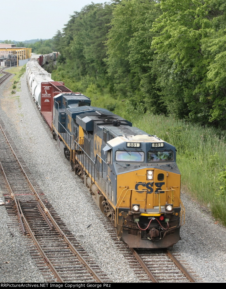 CSX 881 and train Q438